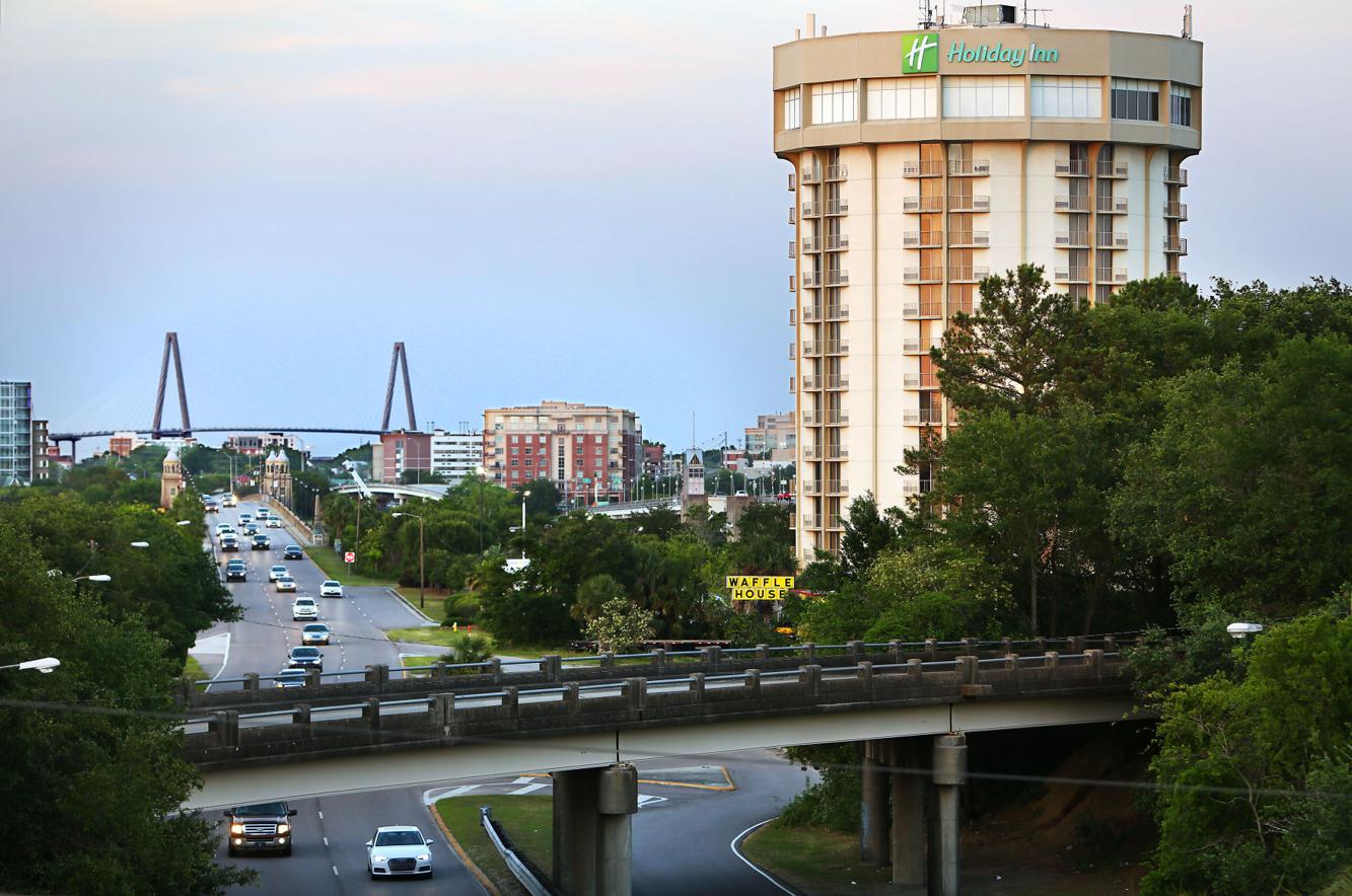 Charleston hotel deal includes a stellar view as round Holiday Inn ...