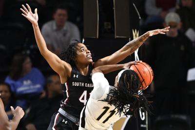 No. 1 Gamecocks dominate overwhelmed Vanderbilt, notch 25th straight win