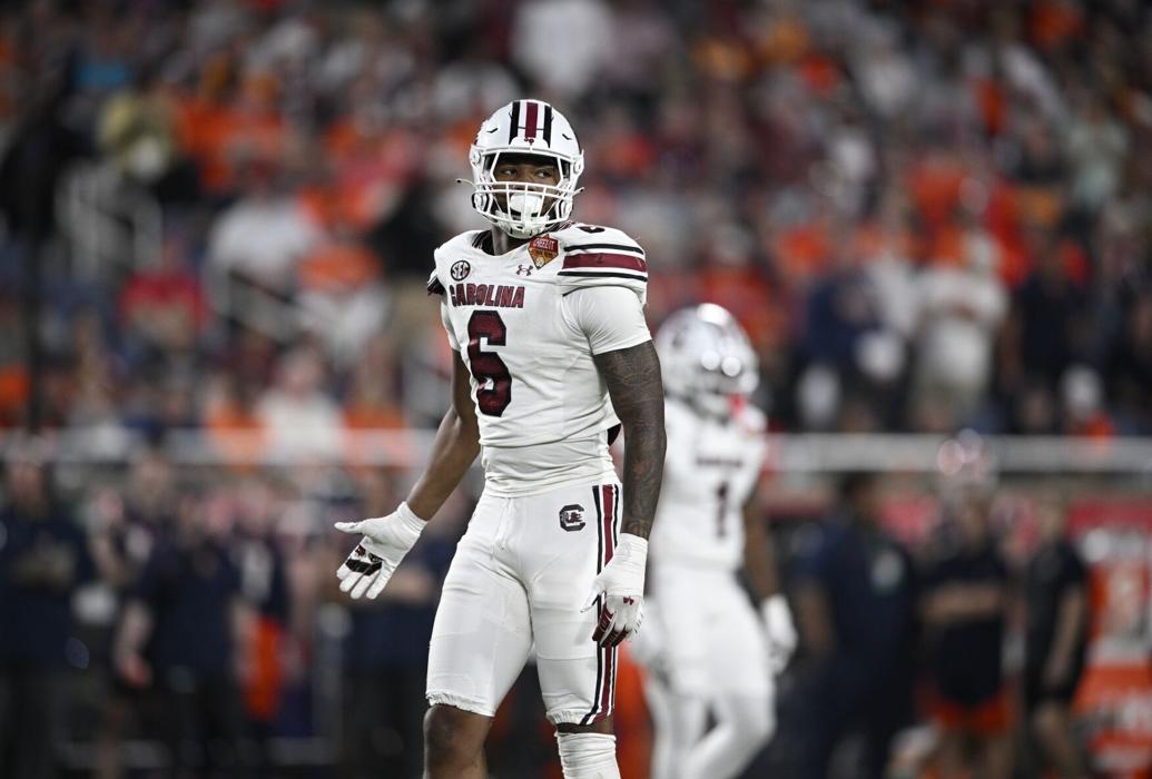 Dylan Stewart becoming more vocal in Gamecocks' defense