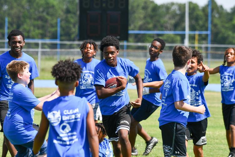 Eagles' Jackson hosts 2nd youth football camp at Silver Bluff