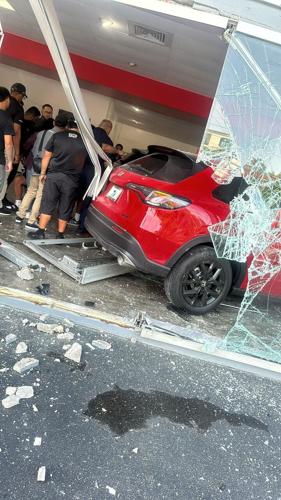 SUV crashes into AutoSpot, 6 injured | Local News | postguam.com