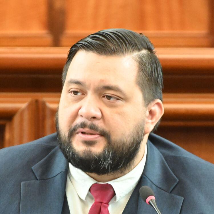 Former officials join residents in pressing Guam leaders for action on ...