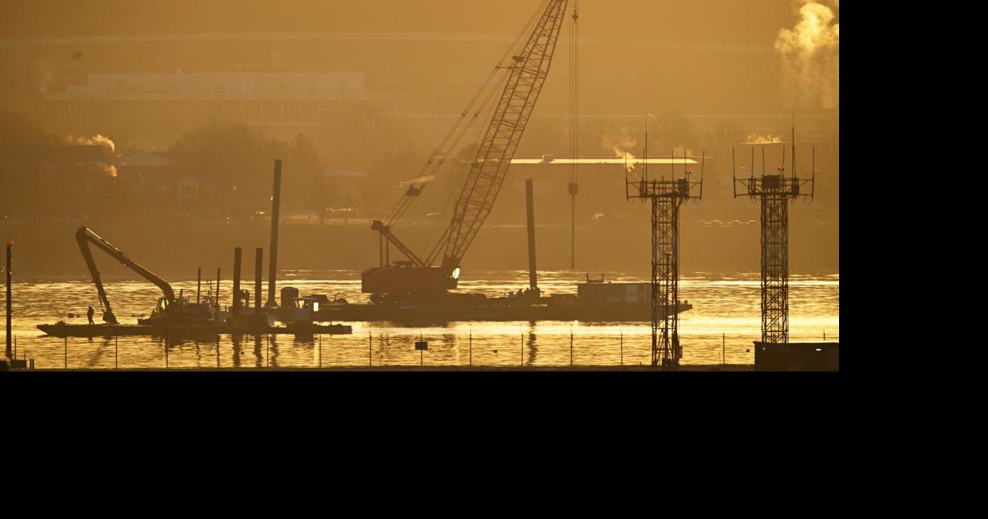 Crews hoist jet wreckage from Potomac, easing path to recover remains ...