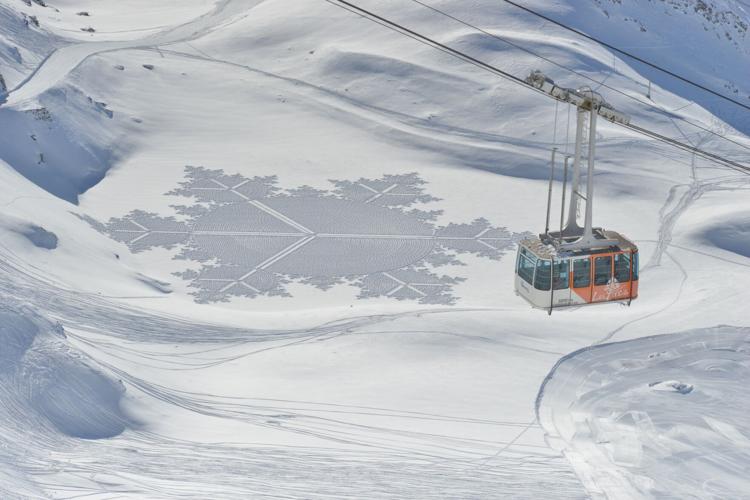 He spends 12 hours making art in the snow, then watches it vanish ...