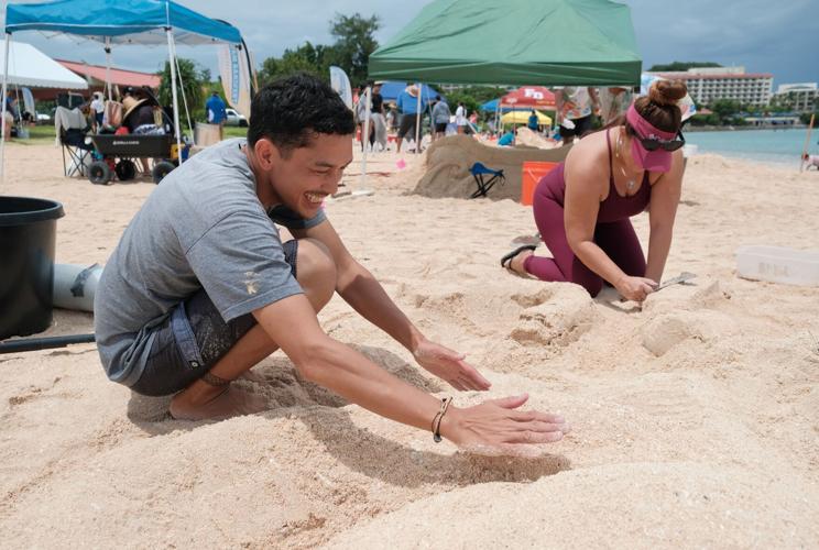 Sculptors bring beach to life in SandFest | Local News | postguam.com