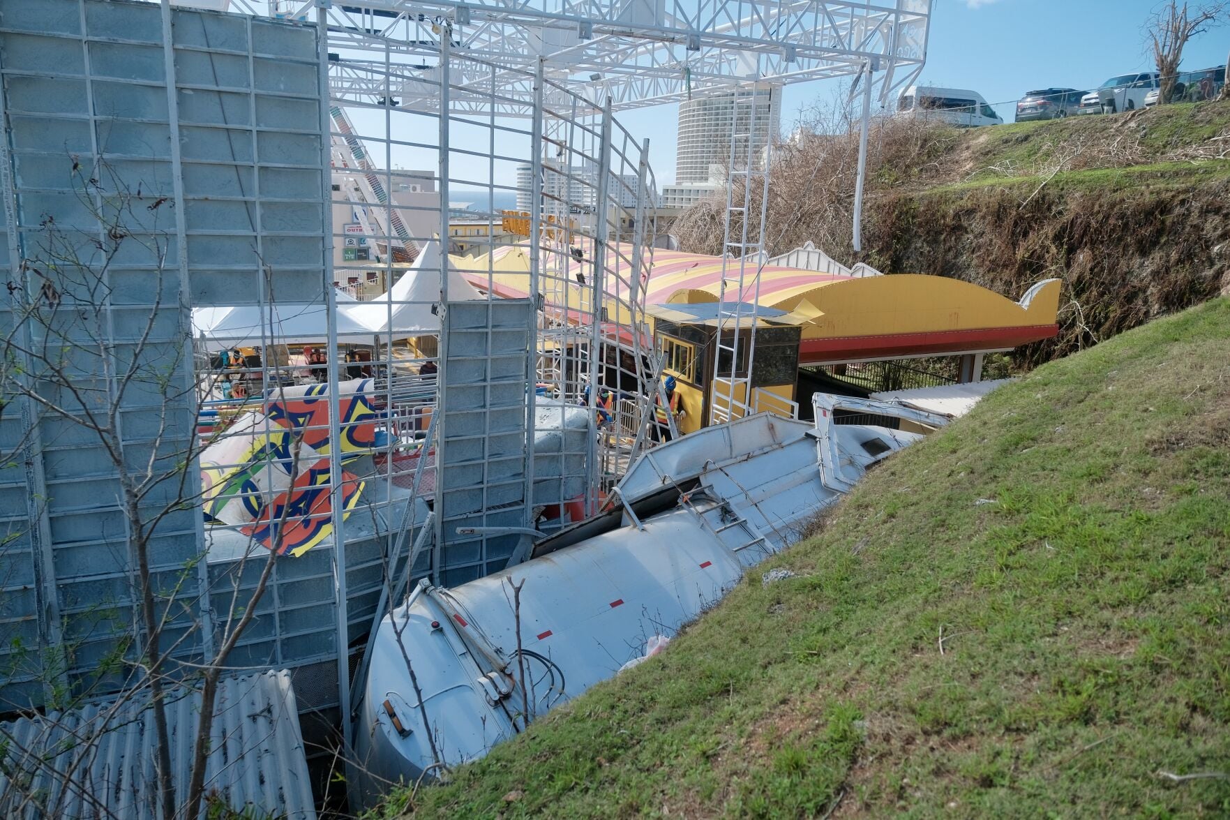 Dump truck crashes into amusement park | Local News | postguam.com