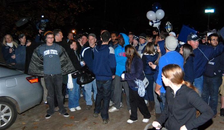 Locals gather at the Paterno home | Penn State Football News ...