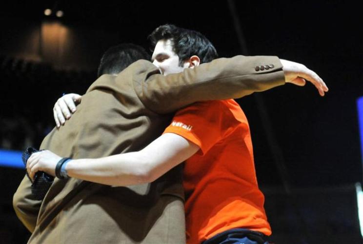 Jay Paterno gives THON speech, presents overall chair with Joe's tie ...