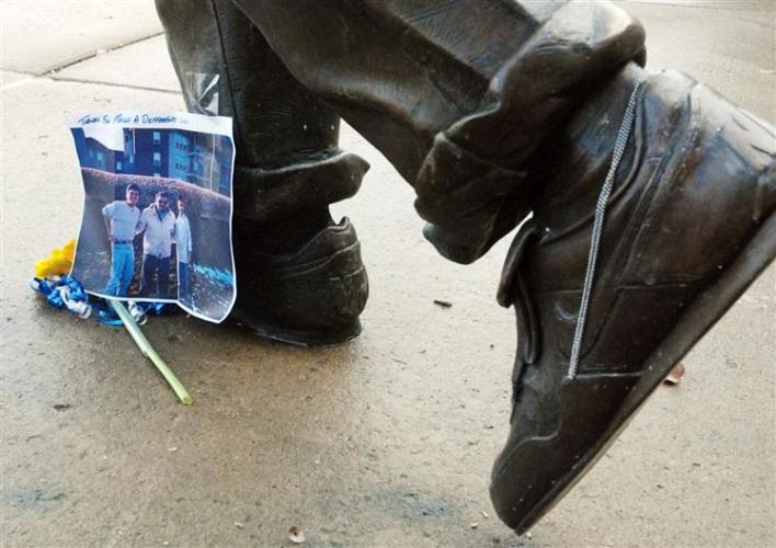 Tribute items removed from Joe Paterno statue | Archived News | Daily ...