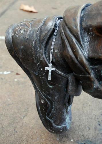 Tribute items removed from Joe Paterno statue | Archived News | Daily ...