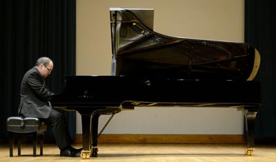 Christopher Guzman performs at Esber Recital Hall | Arts | psucollegian.com