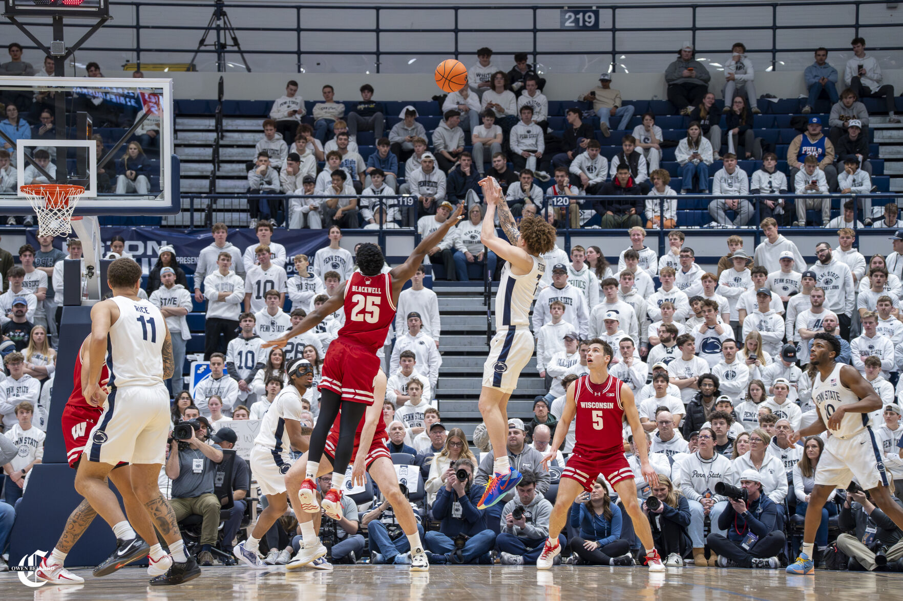 Penn State MBall vs Wisconsin, Dominick Stewart shoots the ball ...