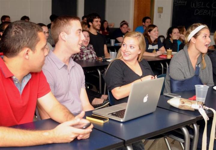 Students gather to watch presidential debate | Archived News | Daily ...