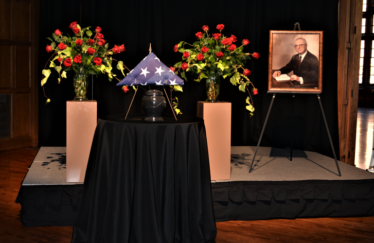 Purdue officials pay respects to former president Steven Beering ...