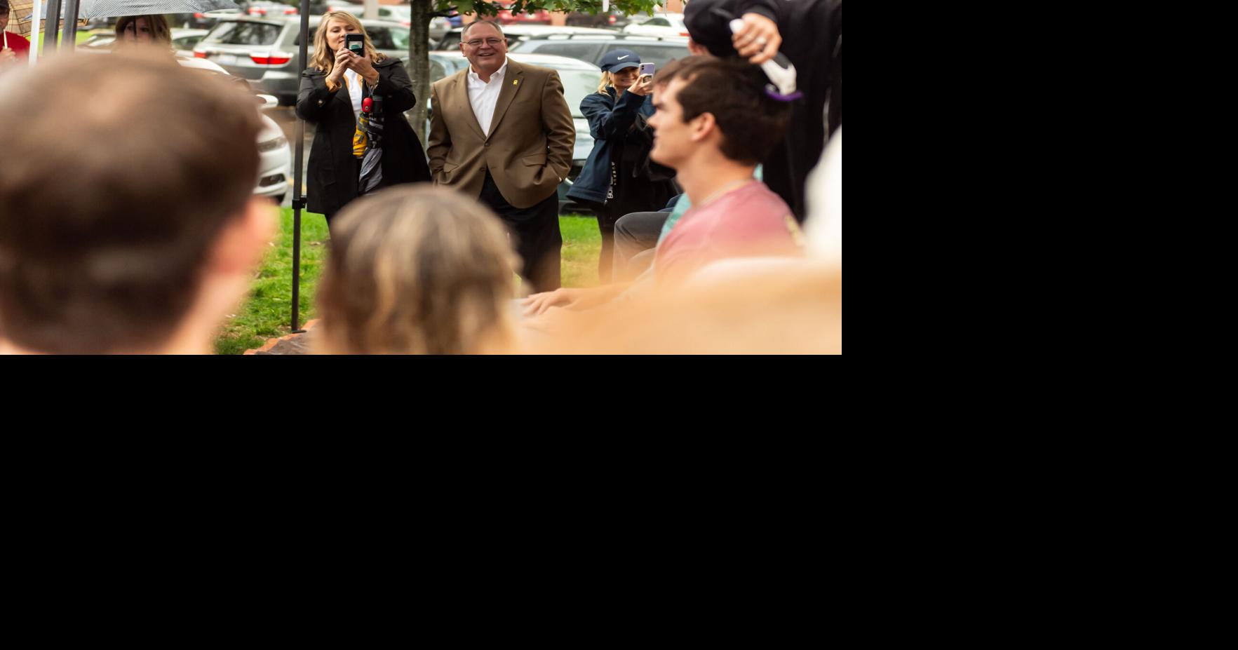 10/22/21 Buzz-a-Beta, Stephanie Lowry and Jerry Alberts watch on ...