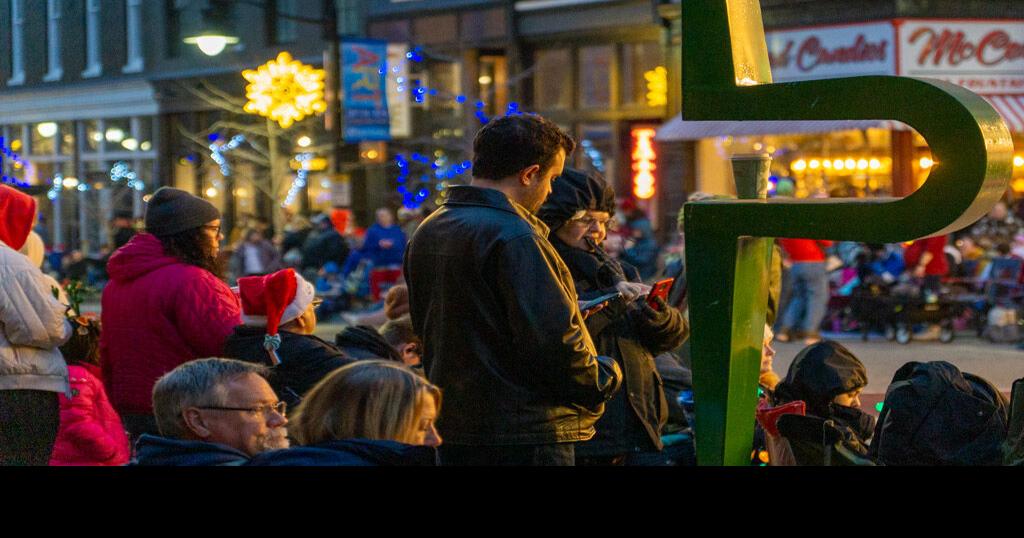 Delays can't slow annual Lafayette Christmas Parade, Crowd waits for ...
