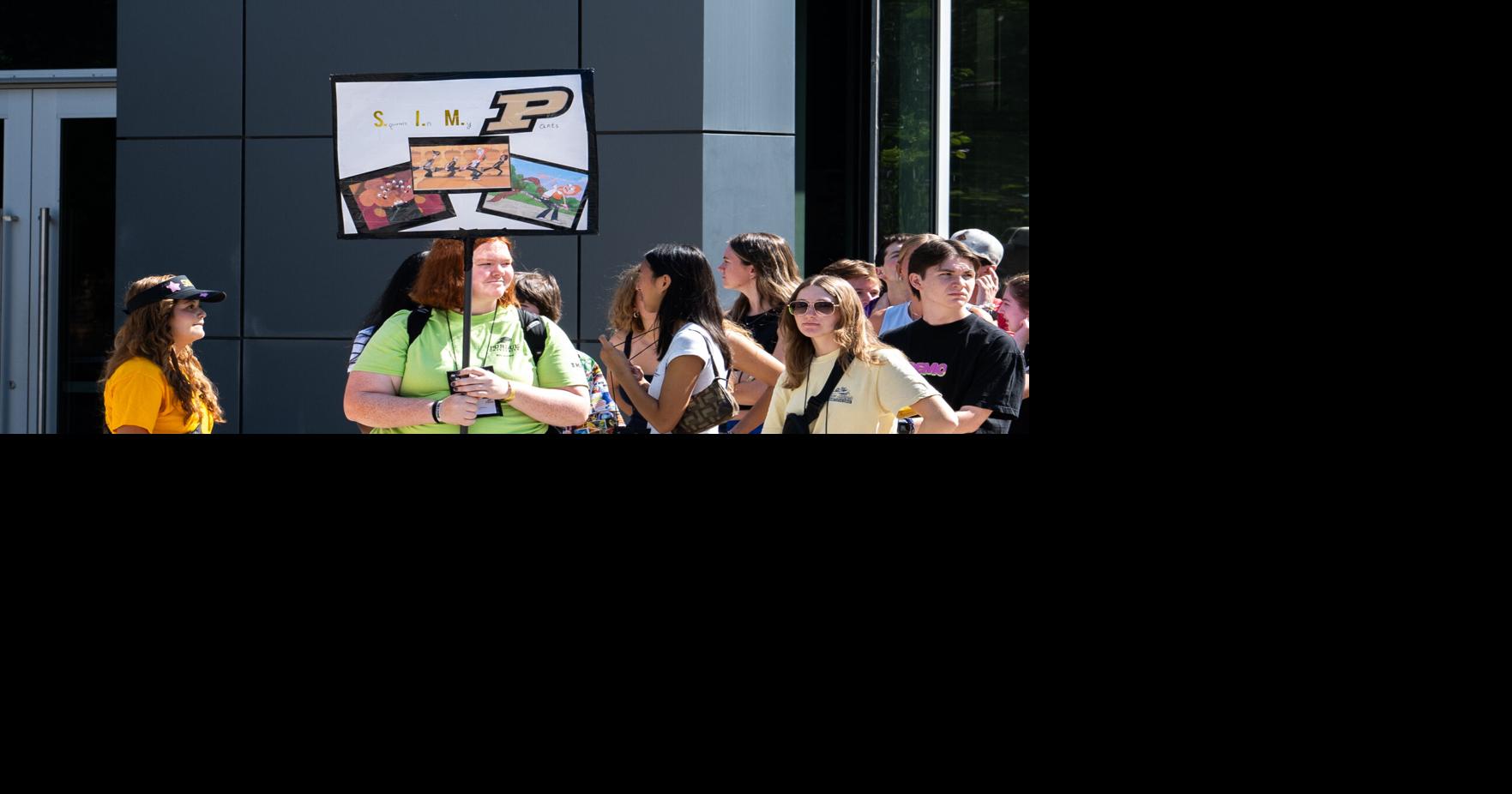 Photo gallery: BGR team leader signs | Multimedia | purdueexponent.org