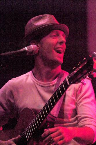 Mraz highlights night’s performance with ‘emotional’ show | Features ...