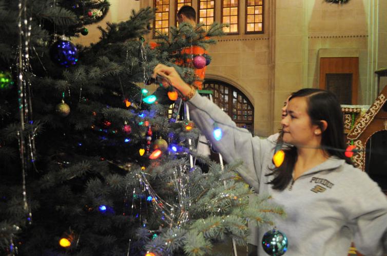 12/2/13 Christmas tree into the Union | Campus | purdueexponent.org