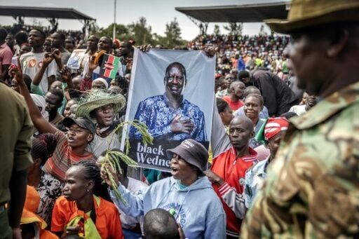 Huge crowds as body of revered Kenya politician Odinga heads home ...