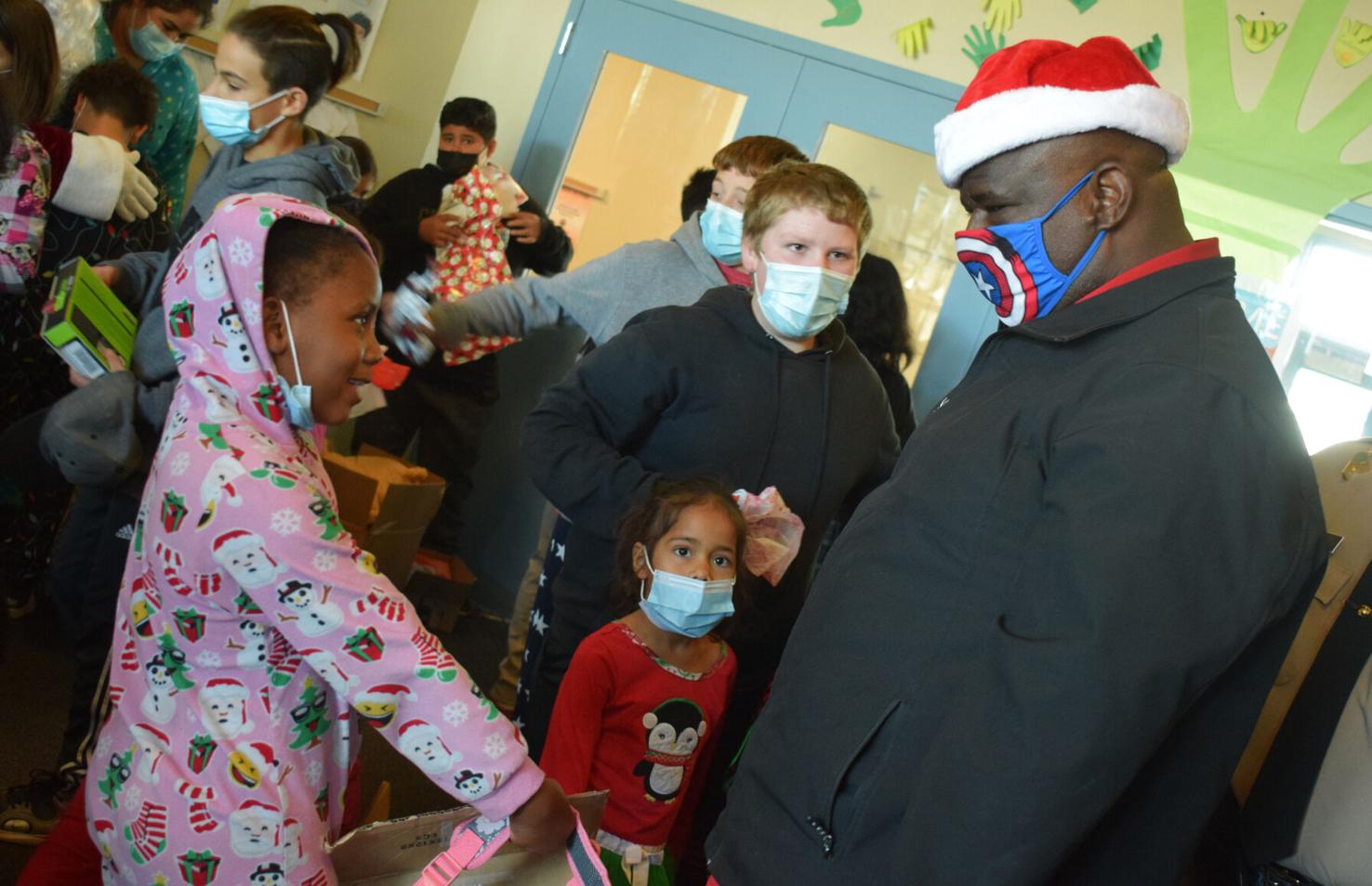 ISP staff provides holiday gifts to Blythe seniors, Appleby kids: Santa ...