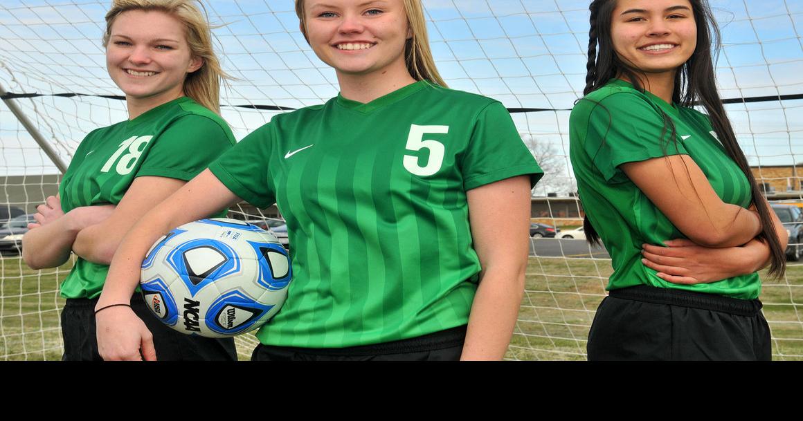Geneseo soccer trio back on the field after knee injuries