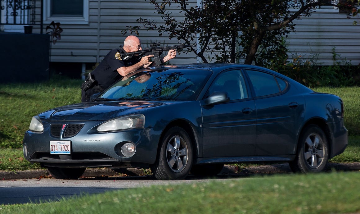 Man arrested after brief standoff with Moline police