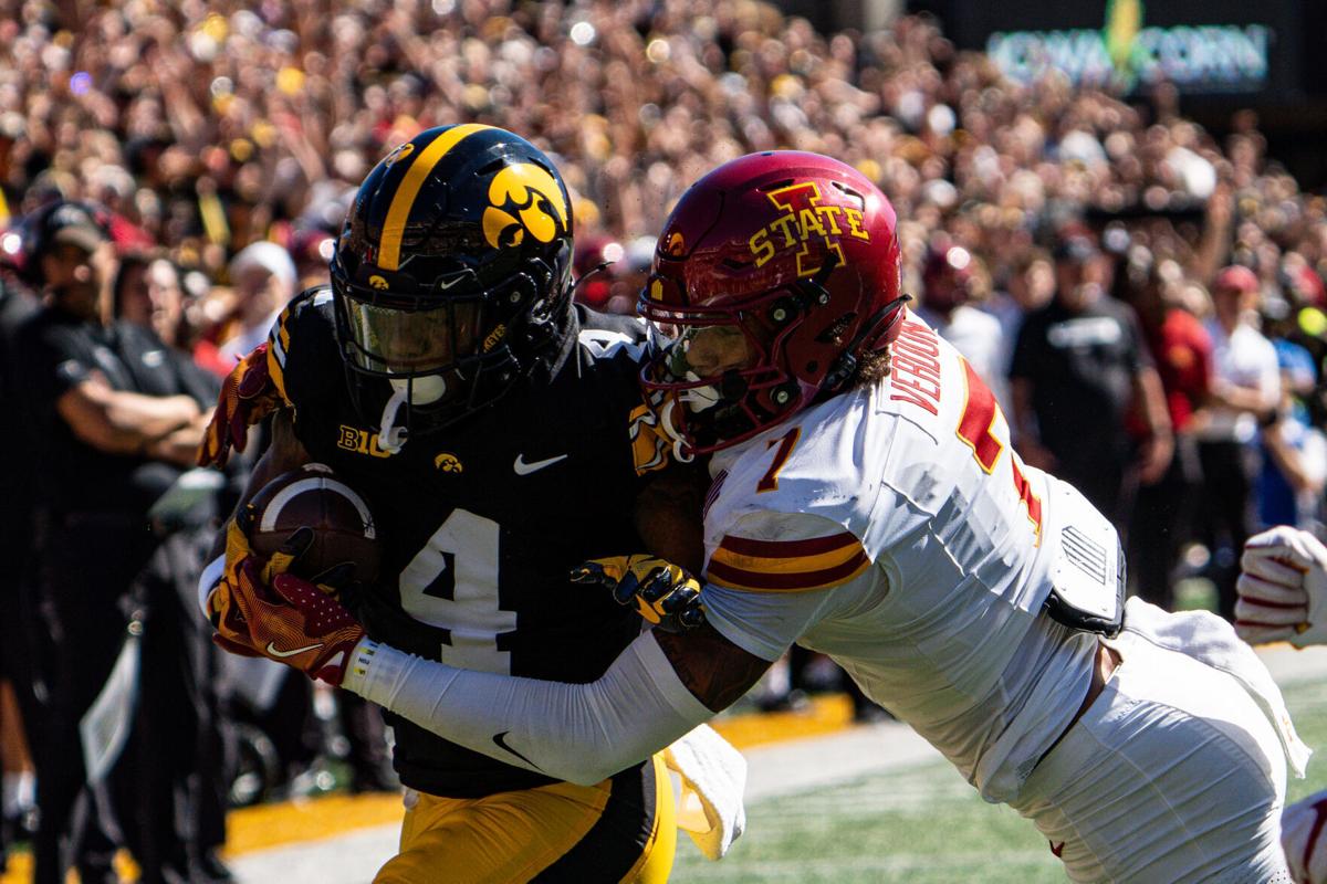 Iowa announces the departures of two skill position players