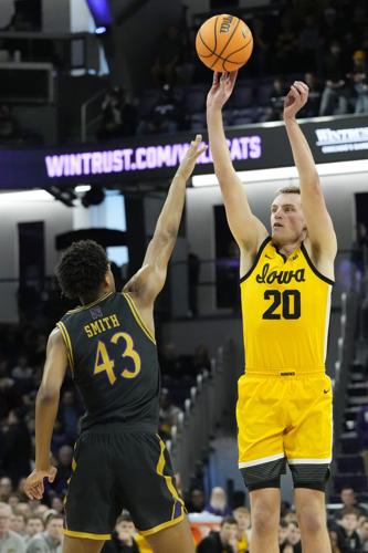 Sandfort returning to Iowa for senior season