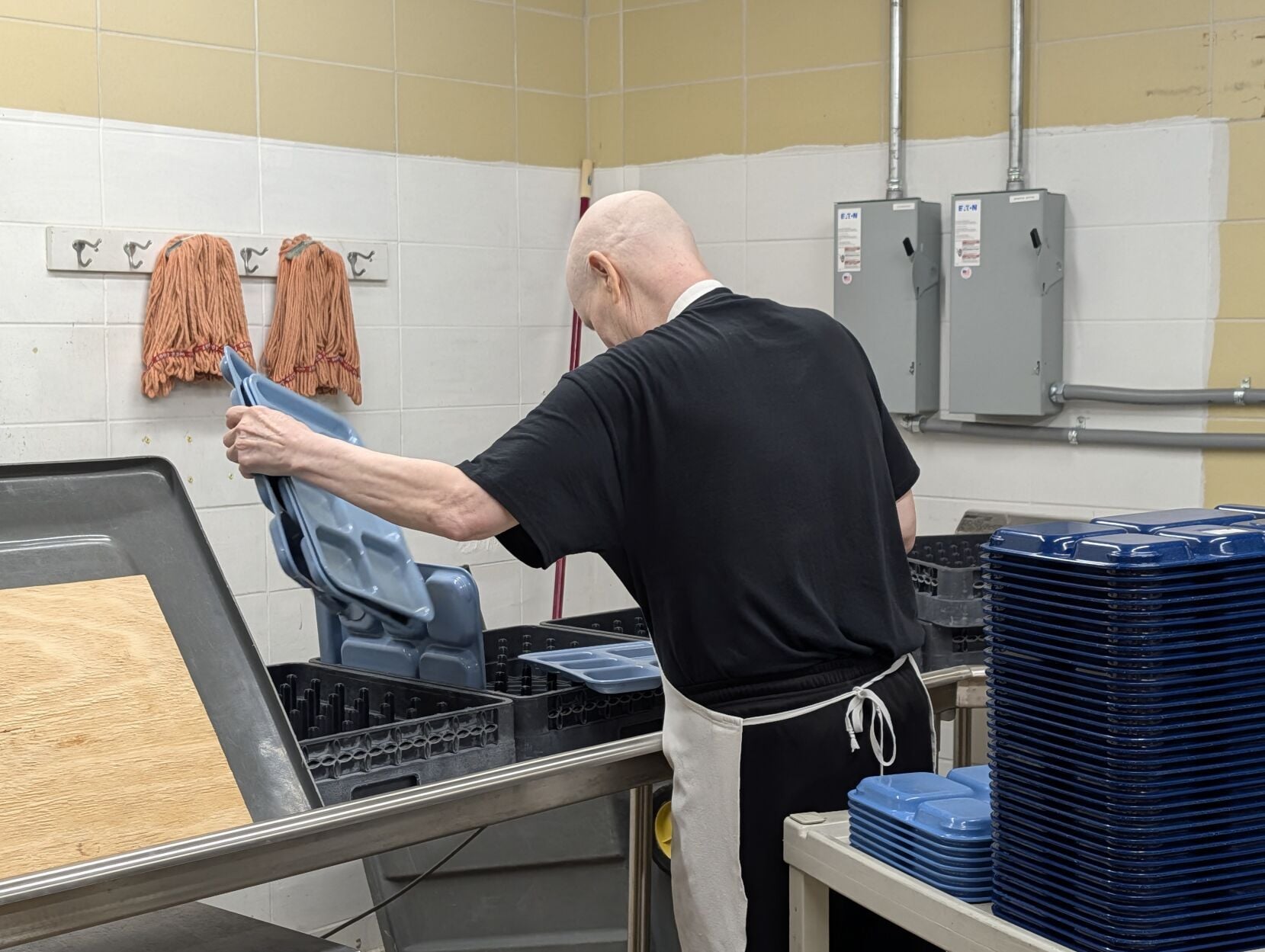 Bettendorf cafeteria worker serves nearly 50 years