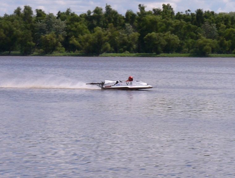 Teen hydroplanes into national title