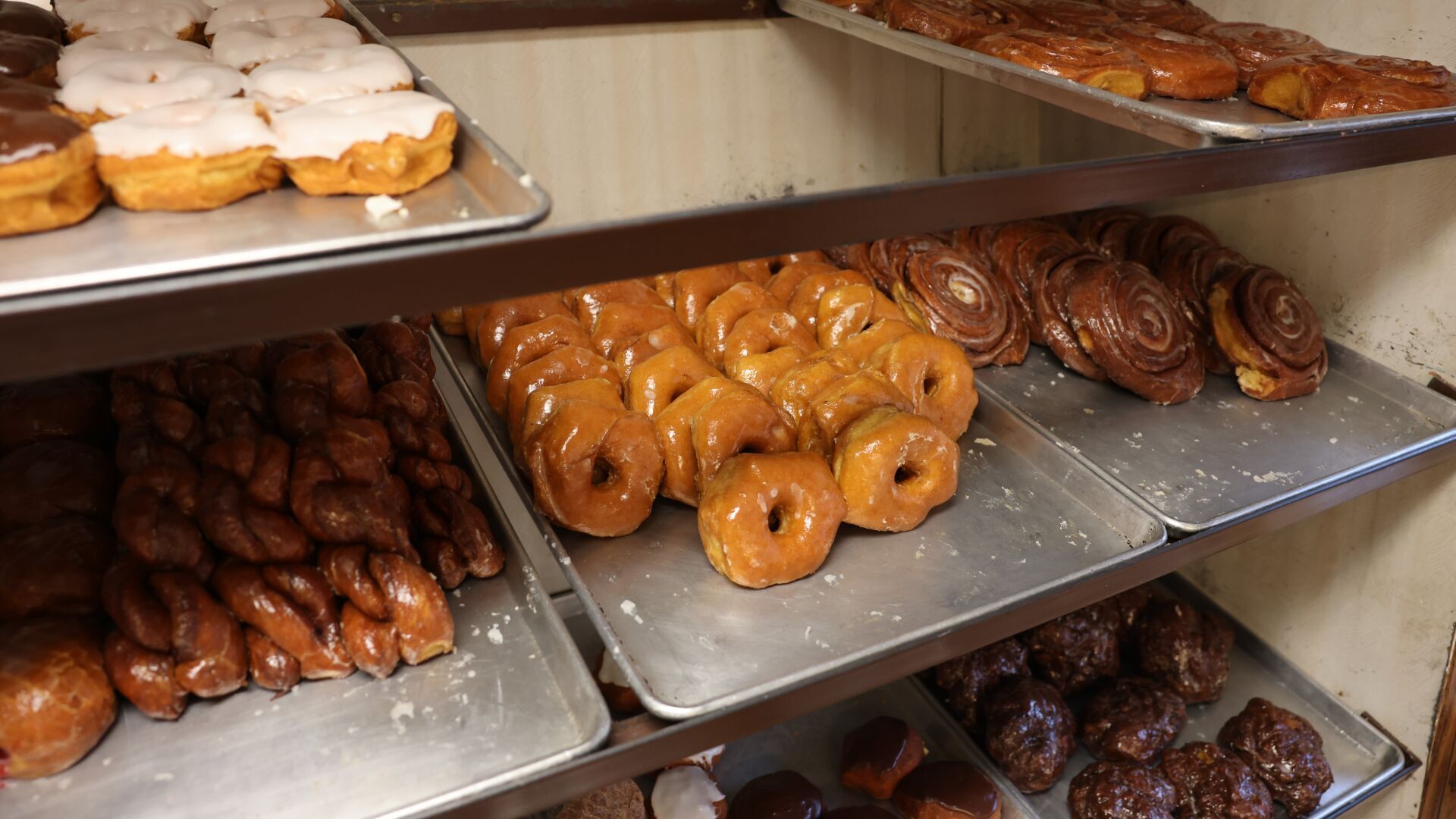 Steve Cox cooks up 2,000 doughnuts a week for Tommy's Cafe