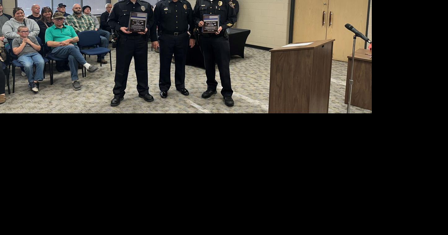 Two East Moline police officers receive valor award
