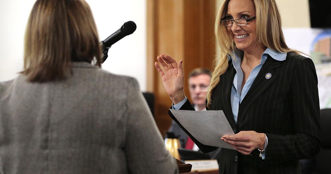Moline's first female mayor, Stephanie Acri, sworn in