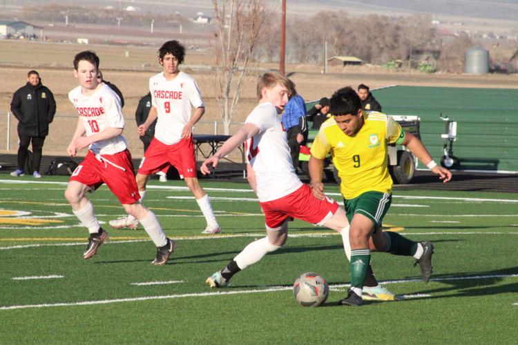 Boys shake off chill to beat league rival Cascade in soccer | Sports ...