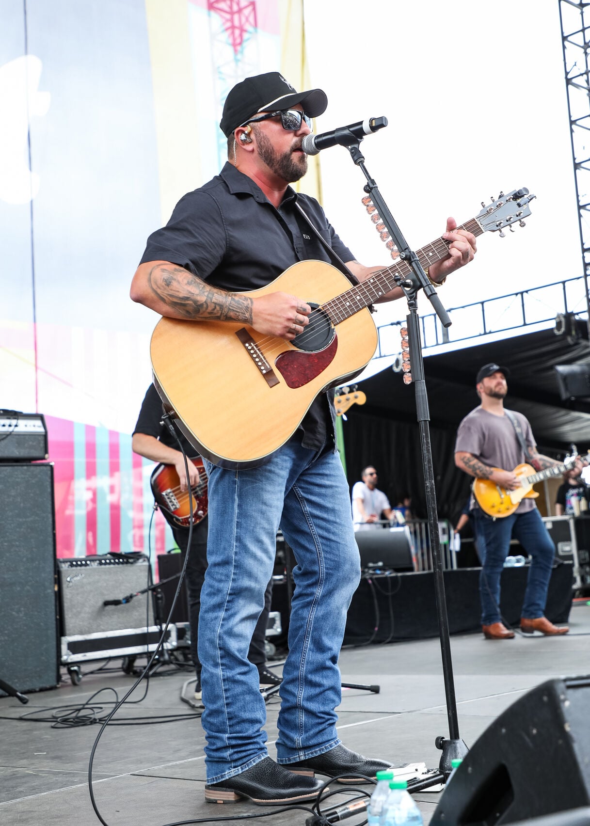 Country singer Tyler Farr canceled show because of a farm accident that ...