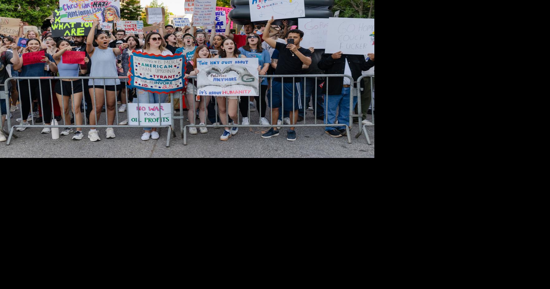 Manifestantes se movilizan contra la gira de TPUSA con la participación ...