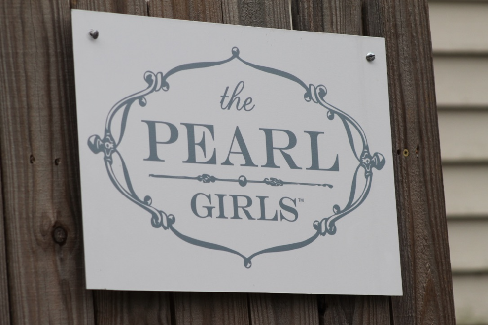 The Pearl Girls of Athens: Pearl shop uses pearls from all over the ...