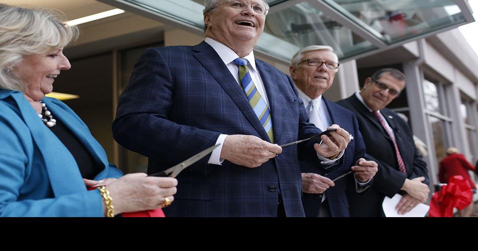 Former CNN president Tom Johnson honors mentor with journalism forum ...