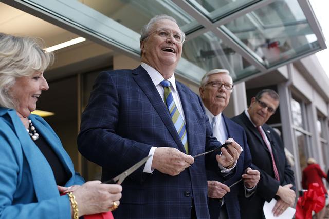 Former CNN president Tom Johnson honors mentor with journalism forum ...