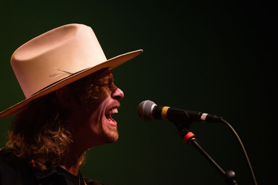 Review: Folk band, CAAMP leads a 'thousand person choir' at Georgia ...