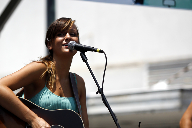 PHOTO GALLERY: Emily Hearn at AthFest 2012 | Featured | redandblack.com