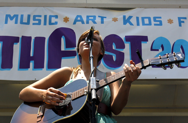 PHOTO GALLERY: Emily Hearn at AthFest 2012 | Featured | redandblack.com