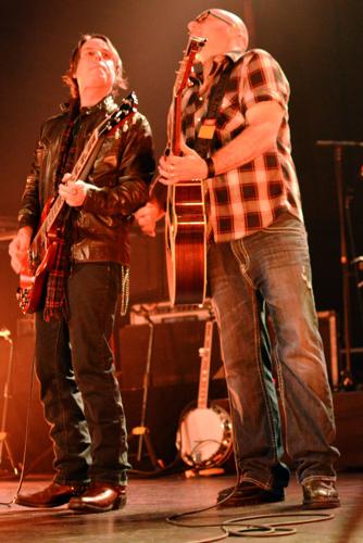 PHOTO GALLERY: SISTER HAZEL | Gallery | redandblack.com