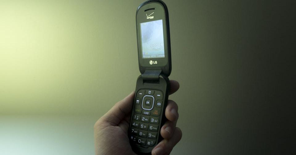OPINION: Flip phones are the smart substitute to smart phones | Opinion ...