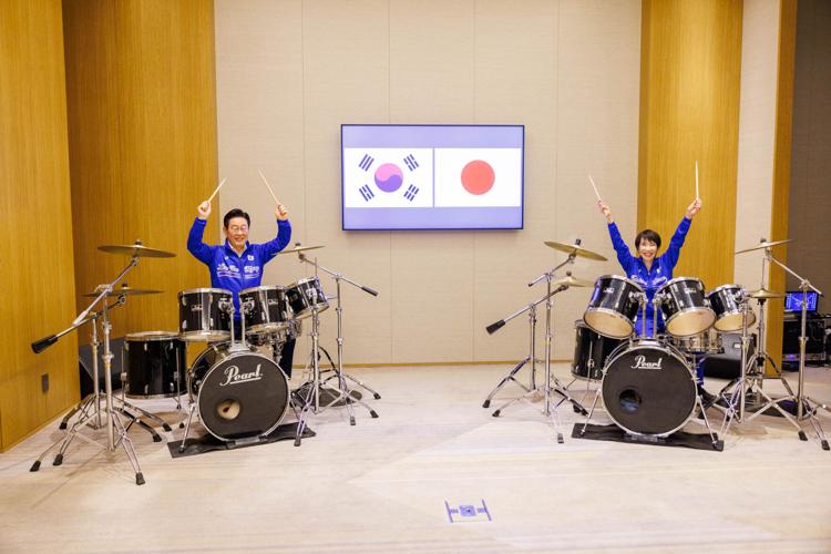 Japanese and South Korean leaders jam to K-pop hits at a summit ...