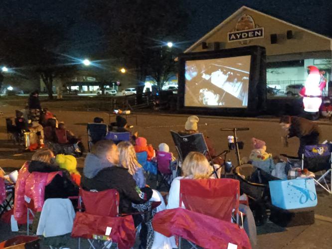 Ayden police share Christmas with a movie | News | reflector.com