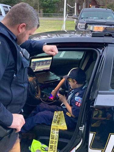 Wallace Police visits cub scouts | Multimedia | reflector.com