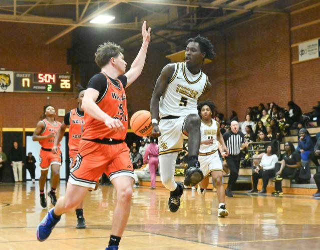 Boys hoops: Wallace-Rose Hill defeats James Kenan | Sports | reflector.com