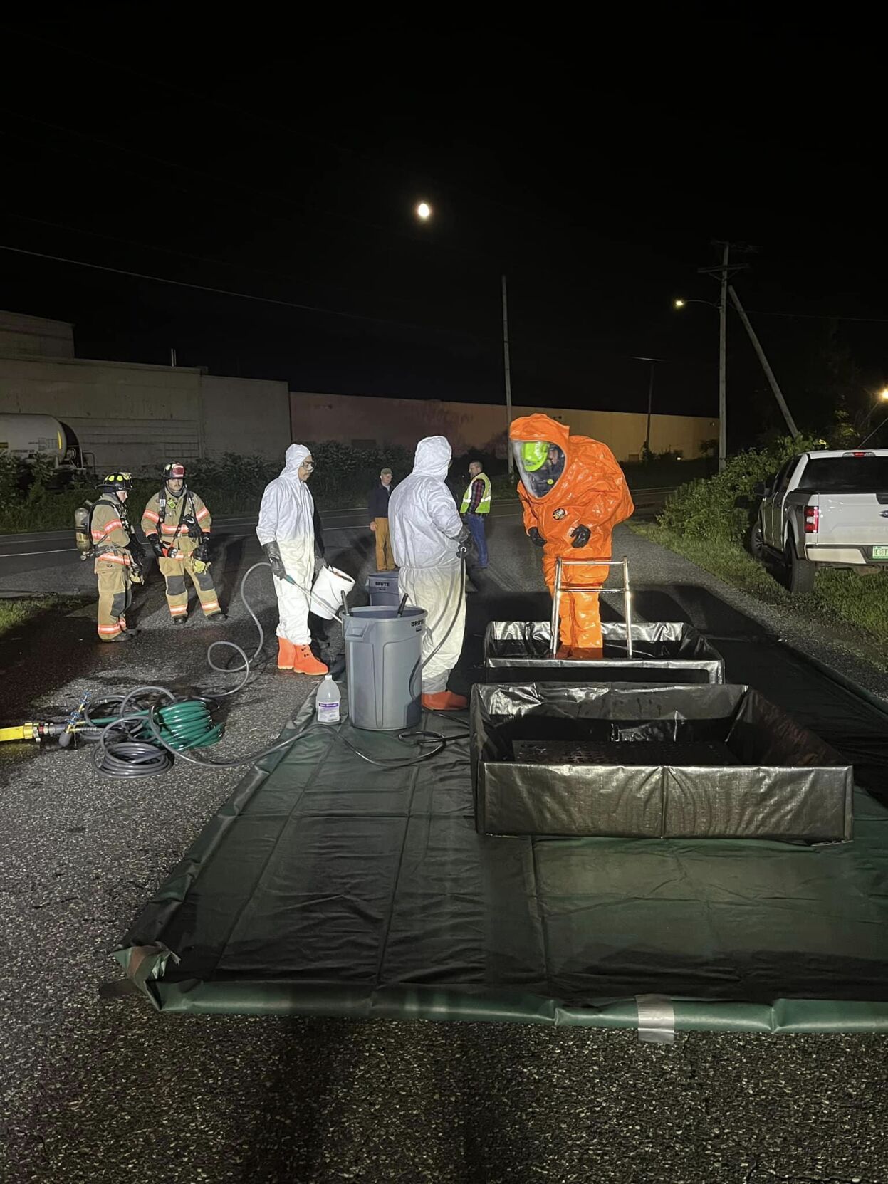 State's hazmat team cleans up acid leak on railroad tracks | Local News ... State's hazmat team cleans up acid leak on railroad tracks | Local News ...